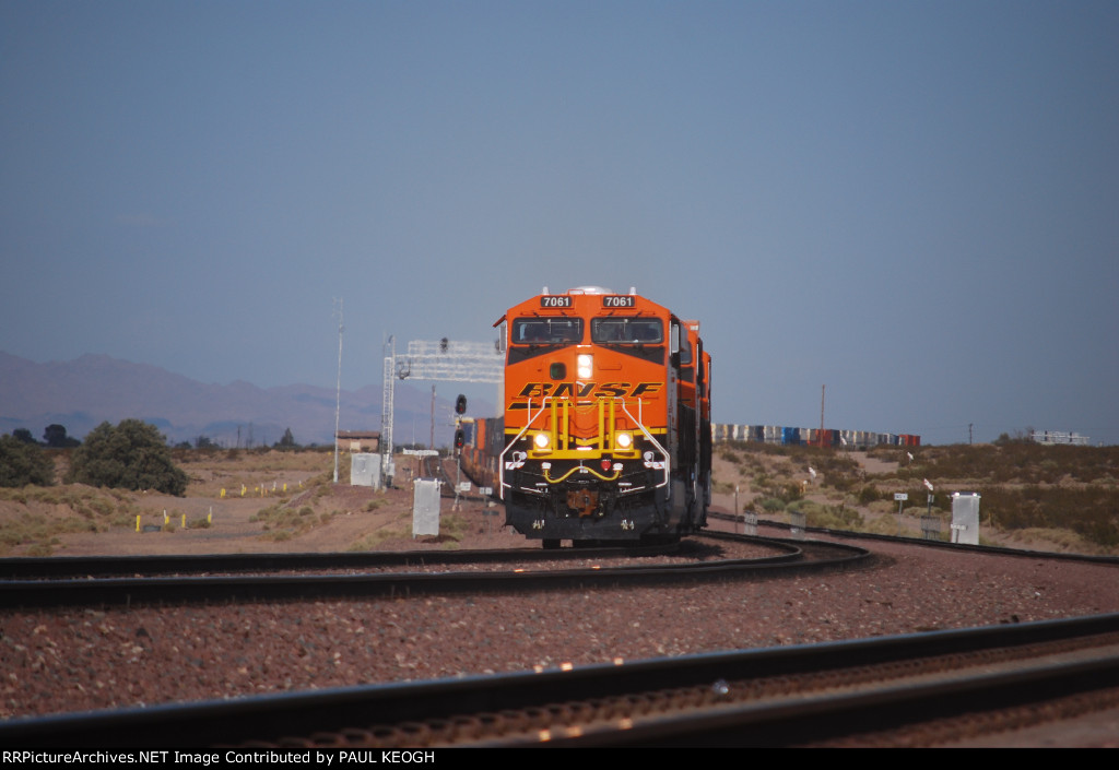 BNSF 7061, BNSF 7060, BNSF 7058, and BNSF 7058 Lead the Q CHI-LAC through the Nebo Curves with ...